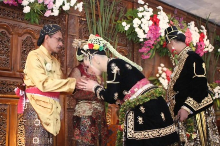 Rangkaian Prosesi Pernikahan Adat Jawa - Weddingku.id