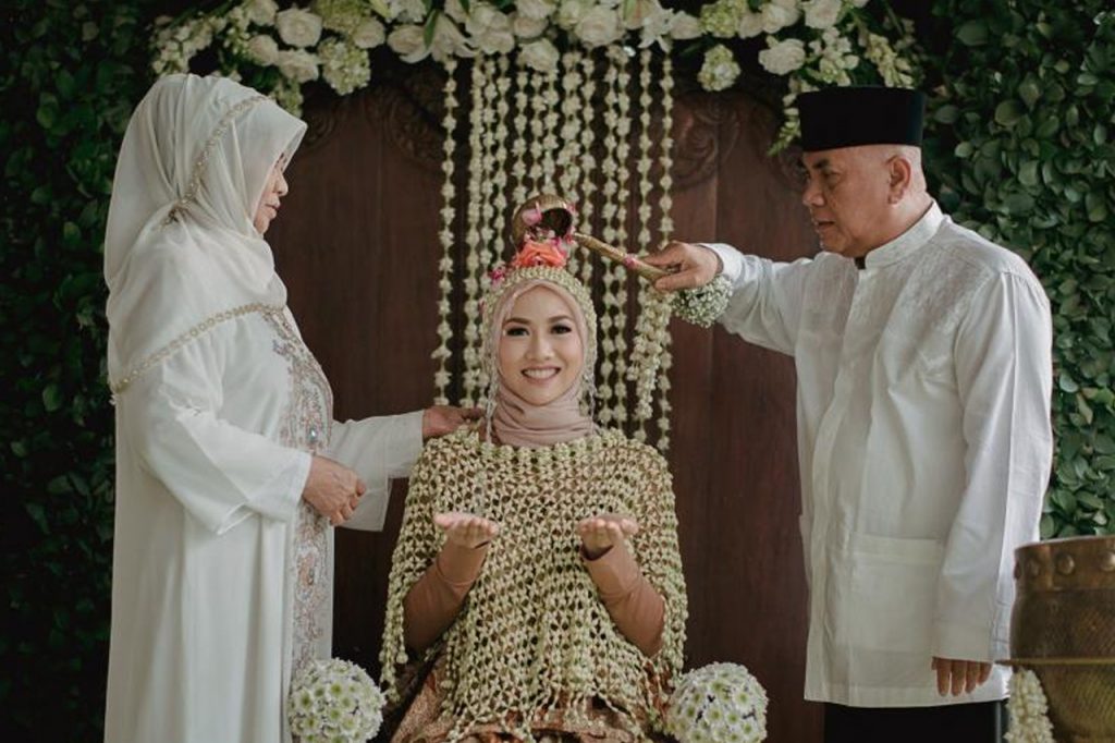 Rangkaian Prosesi Pernikahan Adat Sunda - Weddingku.id
